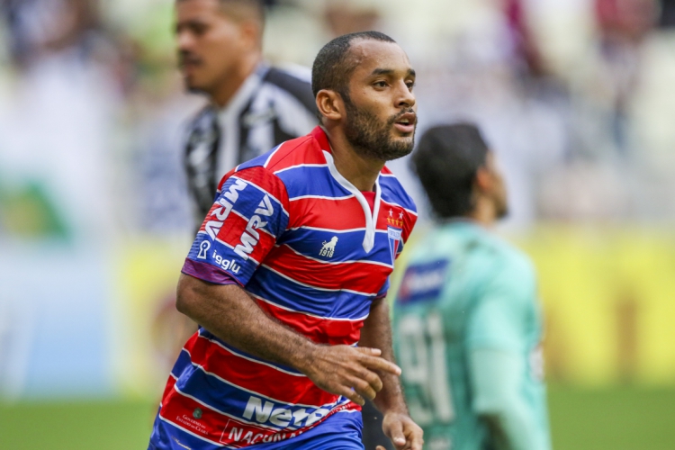 Edinho elogia Romarinho em coletiva: "O melhor jogador do time hoje"