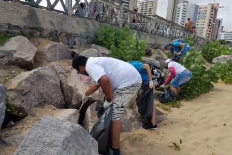 Voluntários participam do dia de limpeza de praias, rios e lagoas