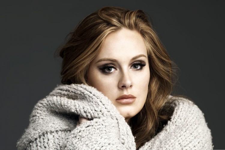 Adele divulga fotos inéditas em homenagem aos 10 anos do álbum '21'