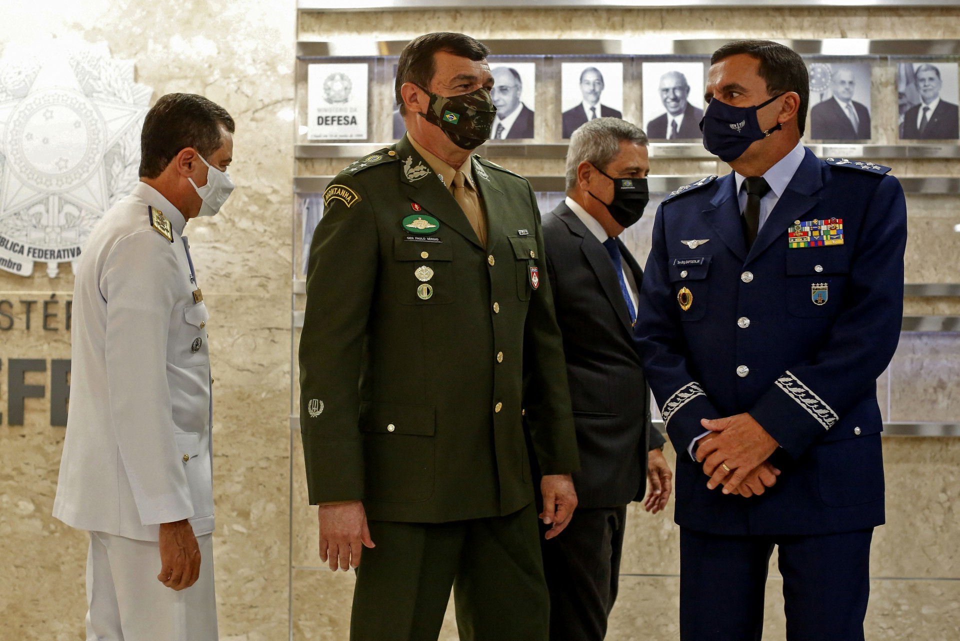 Novos comandantes frustram planos de Bolsonaro para militares ...