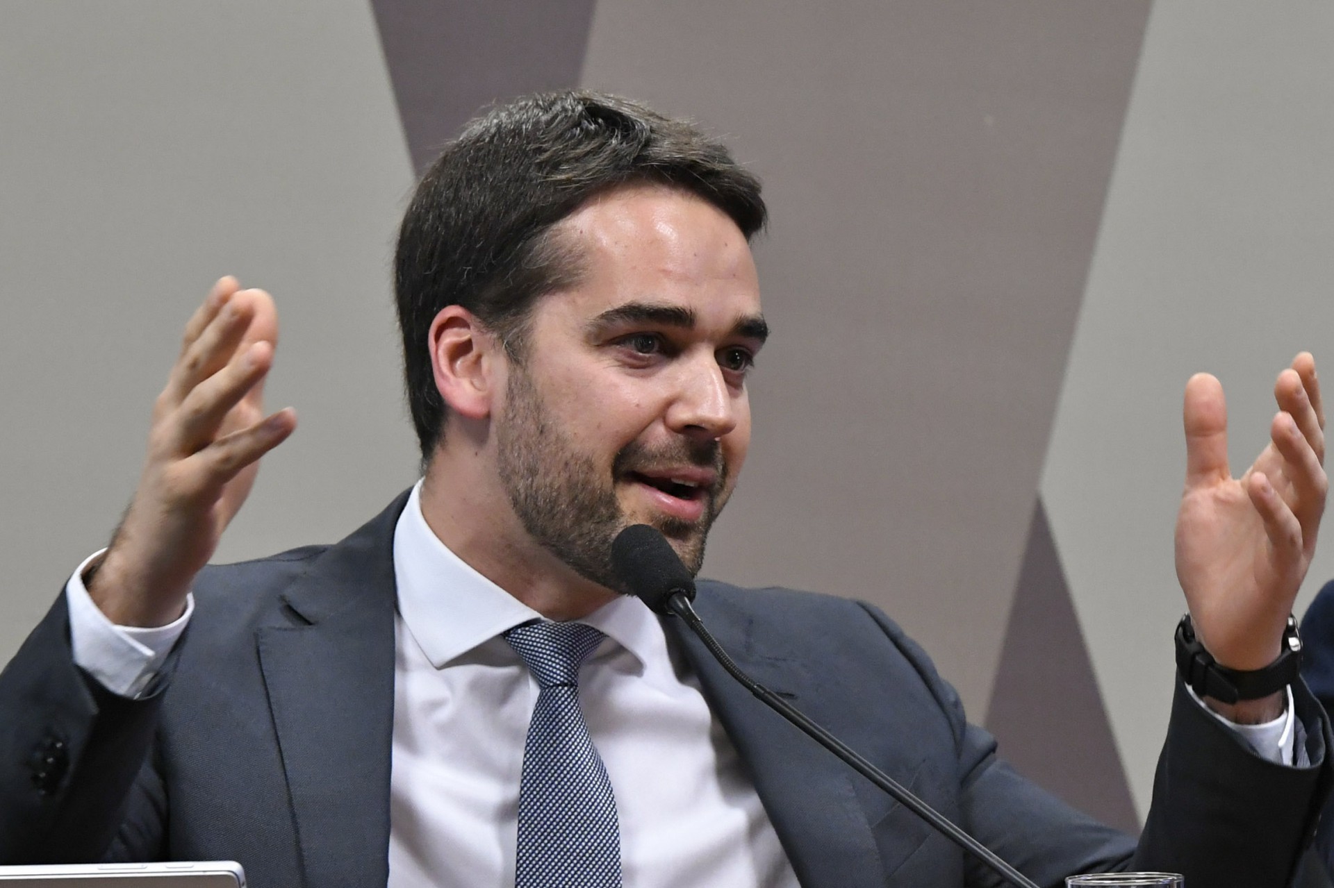 Eduardo Leite e a patrulha política | Farol | OPOVO+