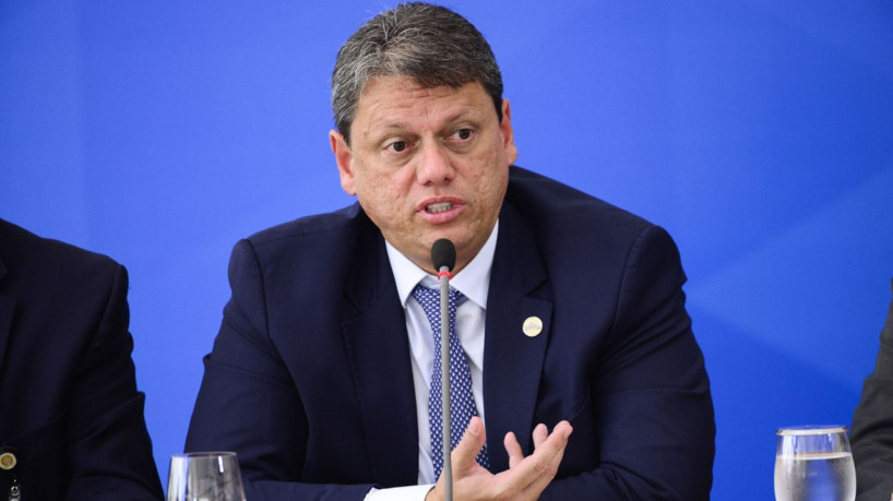 "Coloco minha cara no fogo pelo presidente", diz Tarcísio de Freitas