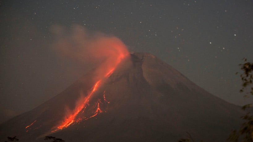 Vulcão Merapi entra em erupção na Indonésia