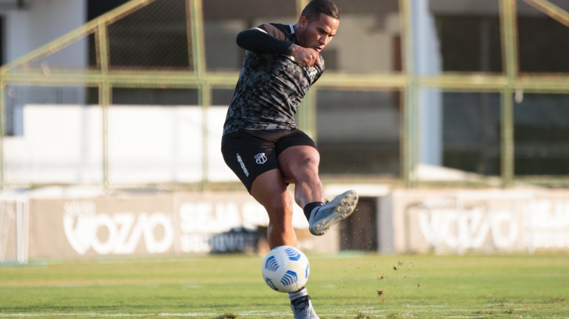 Jael finaliza transição e treina com elenco do Ceará que não viajou