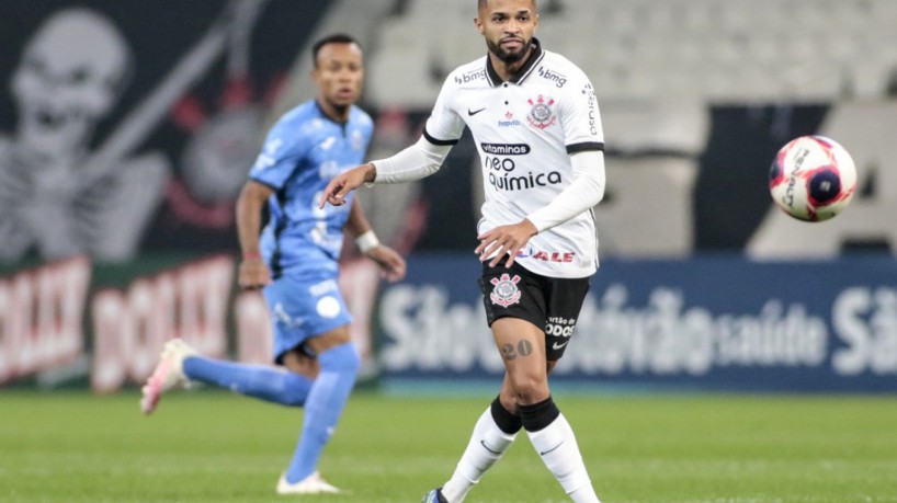 Corinthians acerta empréstimo do meia Vitinho ao Vasco
