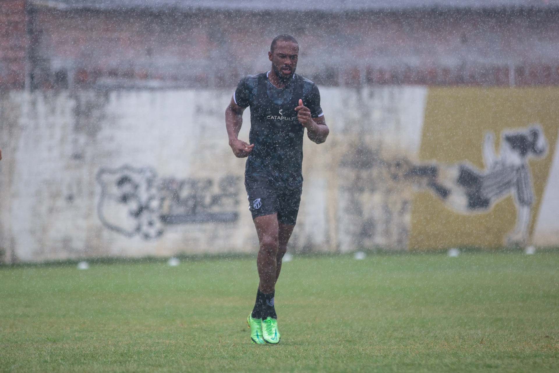 Após 20 dias de preparação, Dentinho espera estrear pelo Ceará diante ...