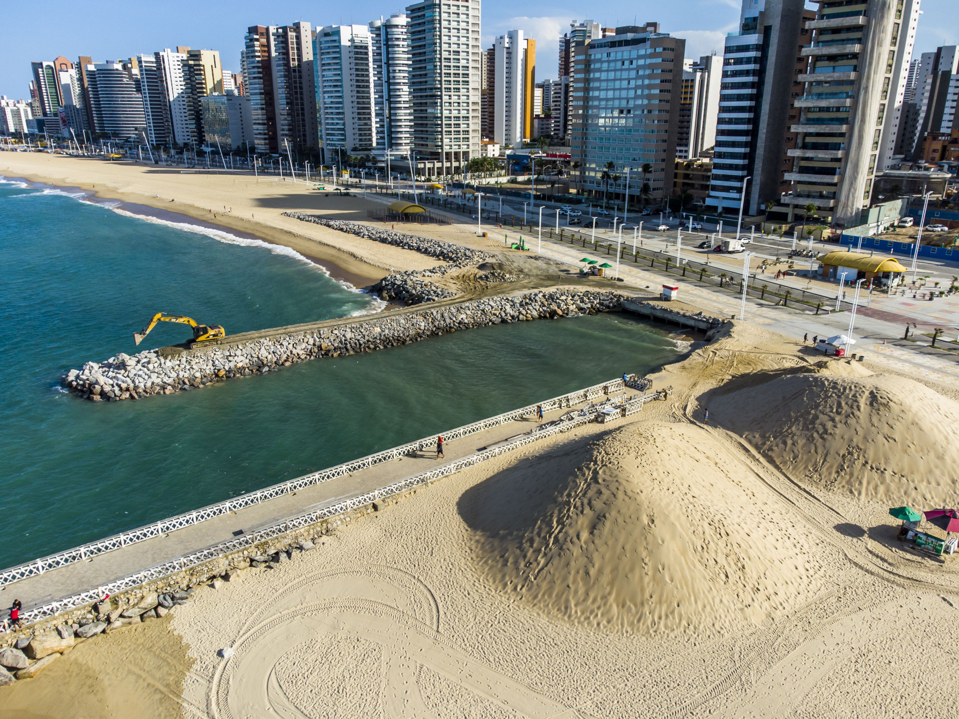 Morros de areia na Praia de Iracema servem para manutenção de galerias ...