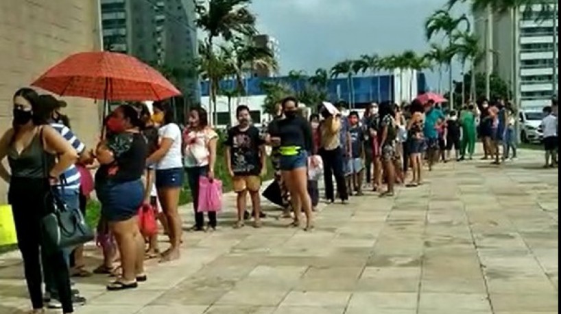 Centro de Eventos registra segundo dia de filas e aglomeração em ...