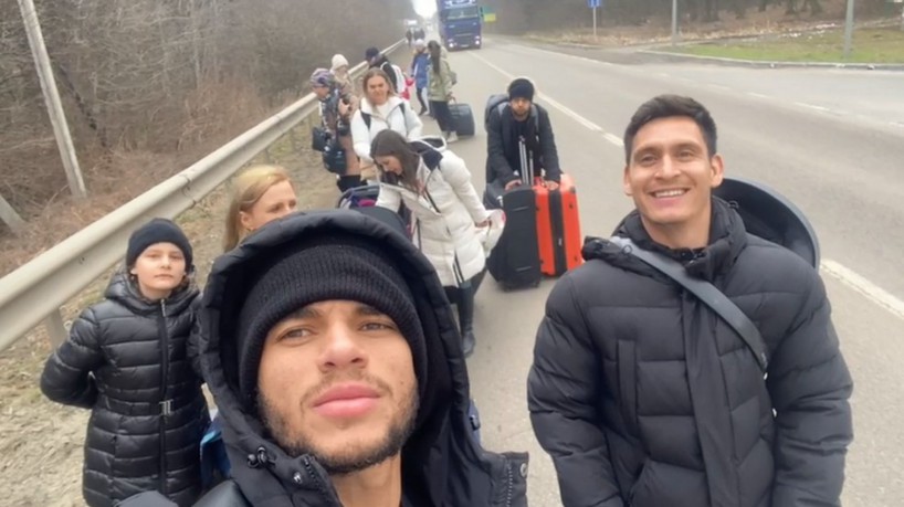 Edson Fernando e jogadores do Rukh Lviv deixam a Ucrânia e caminham ...
