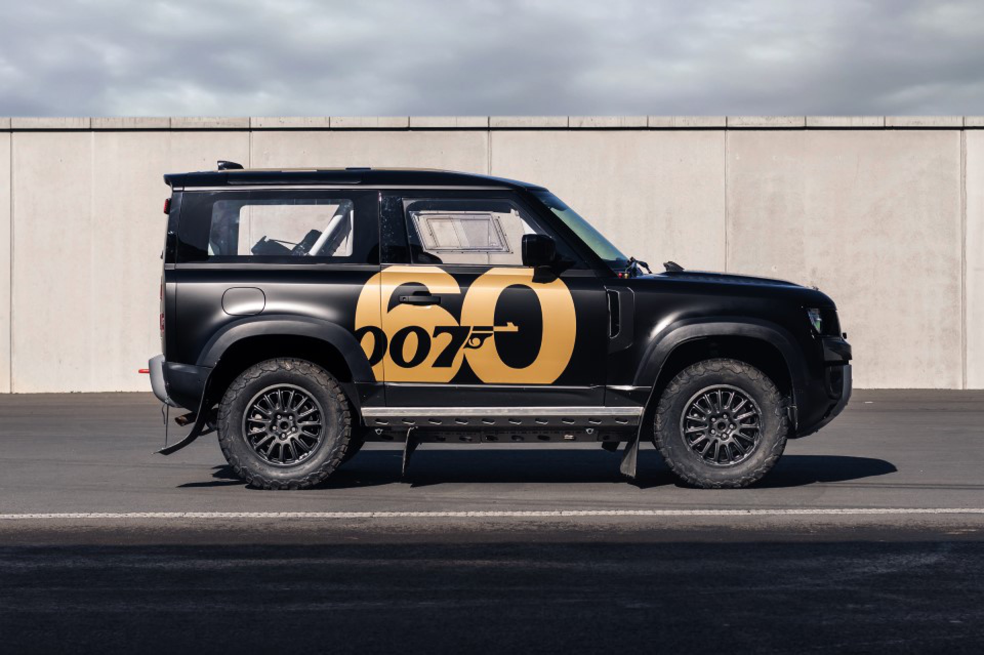 Franquia de filmes 007 é homenageada pela Land Rover