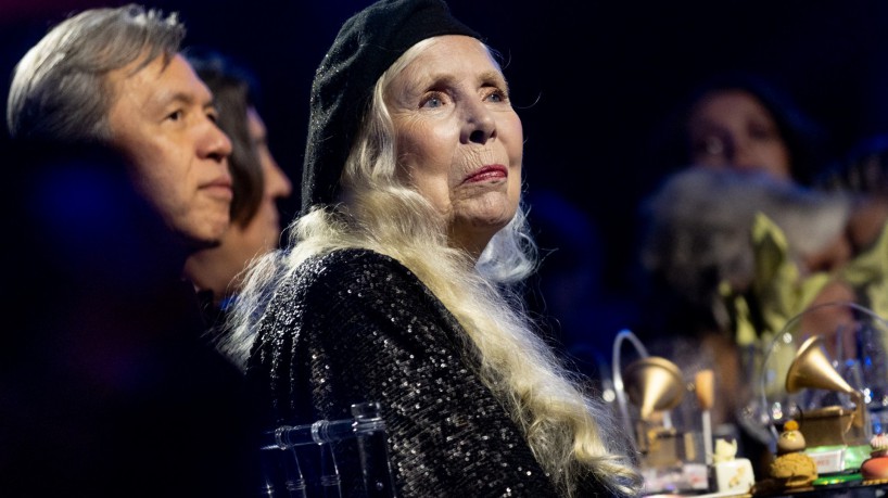 Lendas da música prestam tributo a Joni Mitchell antes do Grammy
