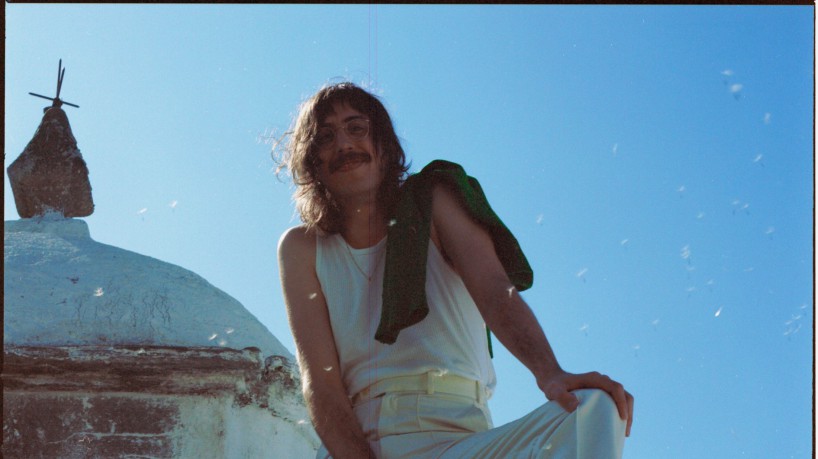 Tim Bernardes lança segundo single do álbum "Mil Coisas Invisíveis"