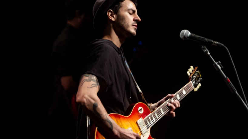 Artur Menezes faz show de blues no Cineteatro São Luiz