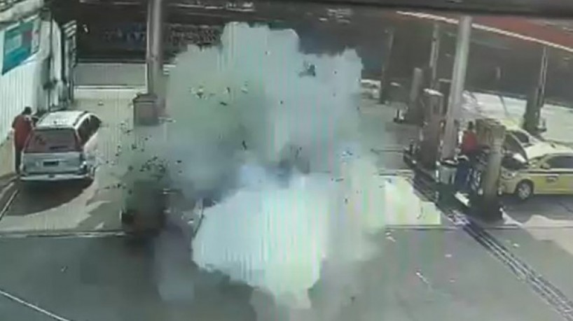 Carro explode durante abastecimento em posto de combustíveis no RJ