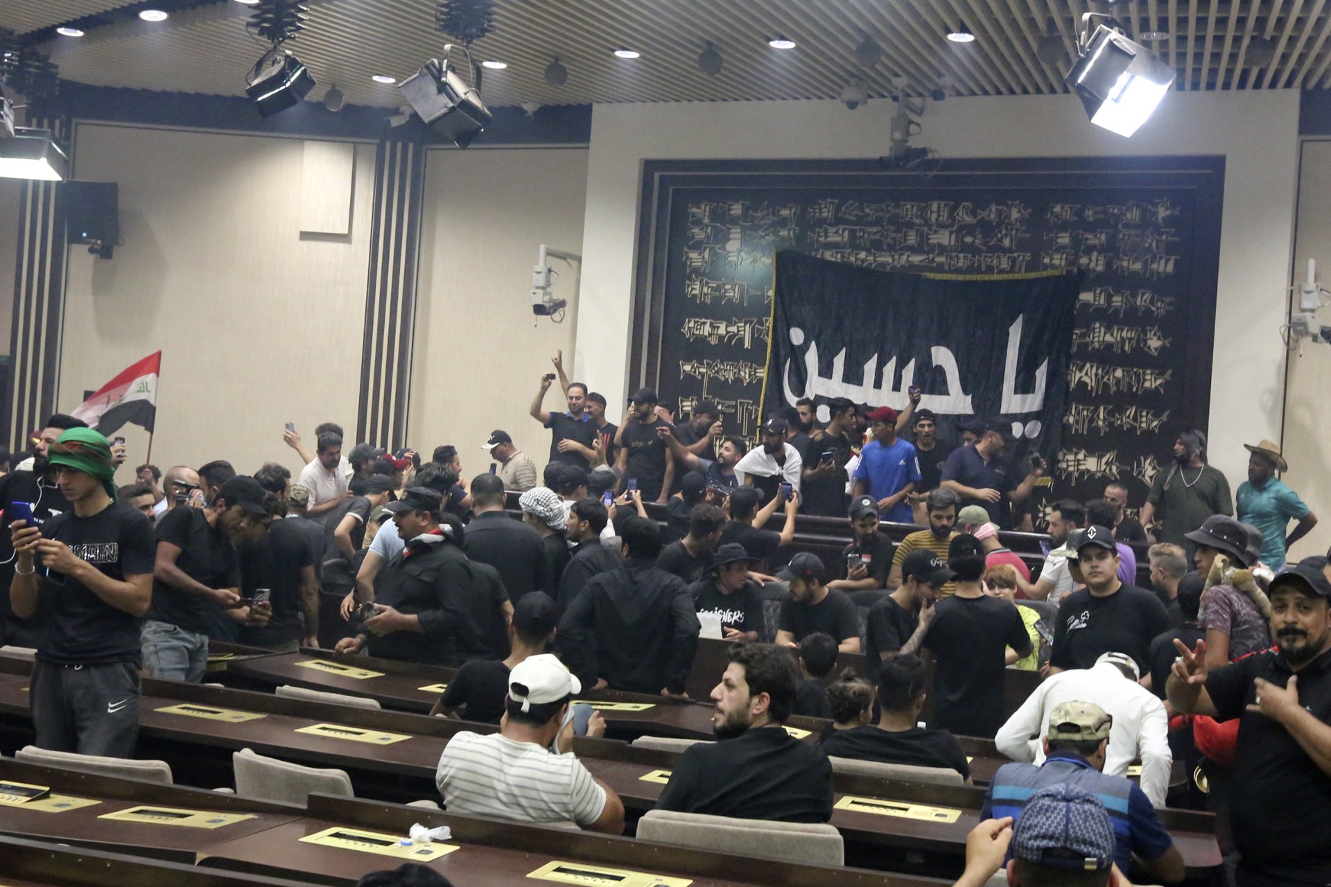 Invasão ao parlamento iraquiano pressionam sistema político | Farol ...