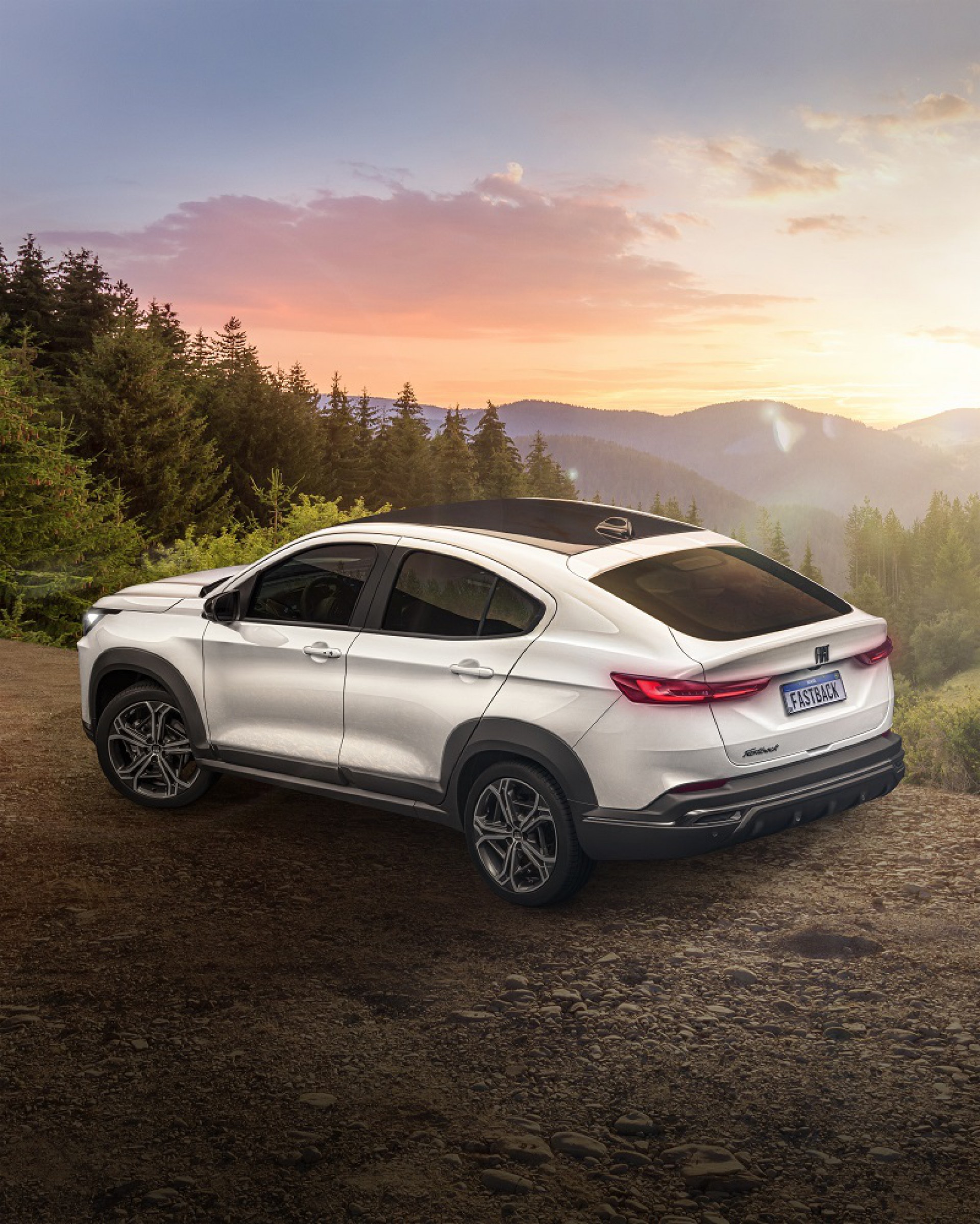 Fiat revela exterior completo do Fastback