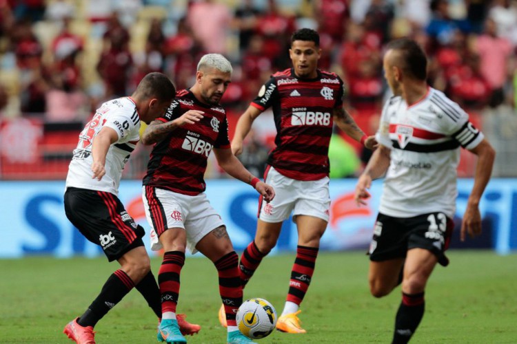 Sob jejum de vitórias no Brasileiro, São Paulo encara Flamengo em casa