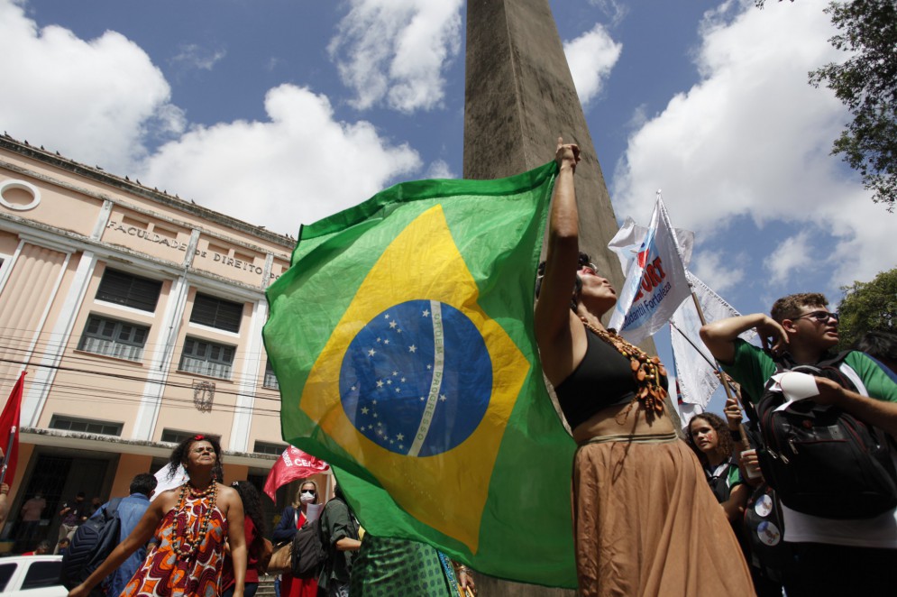 A união de todos em prol da democracia | Juliana Matos Brito | OPOVO+