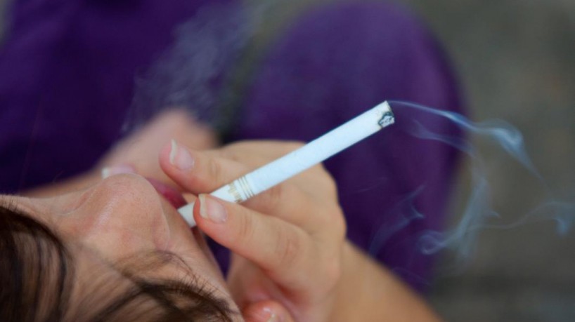 Por que fumar perto do filho pequeno é prejudicial à saúde? Entenda