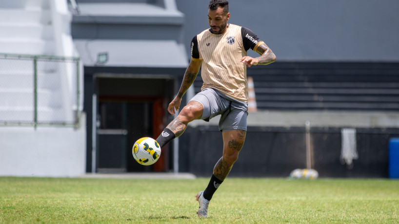 Michel Macedo volta a ter chance como titular do Ceará após mais de um mês