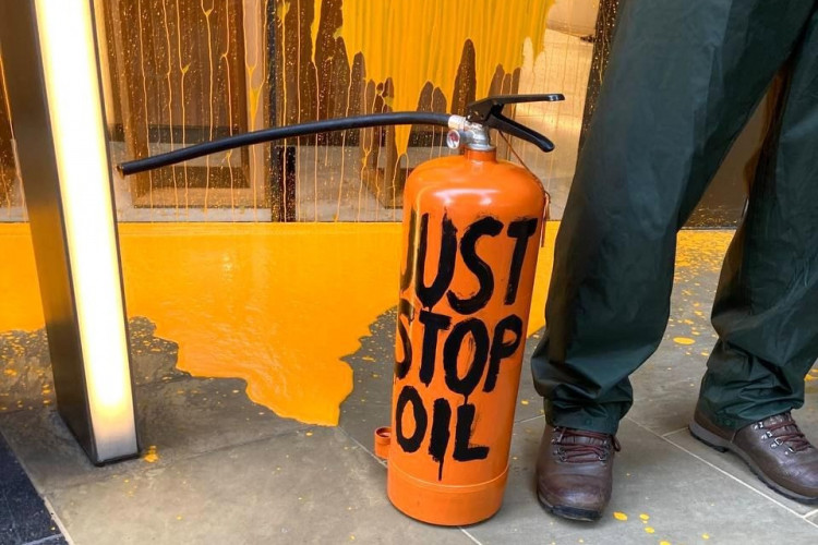 Ativistas do grupo Just Stop Oil cobre loja do Rolex com tinta spray