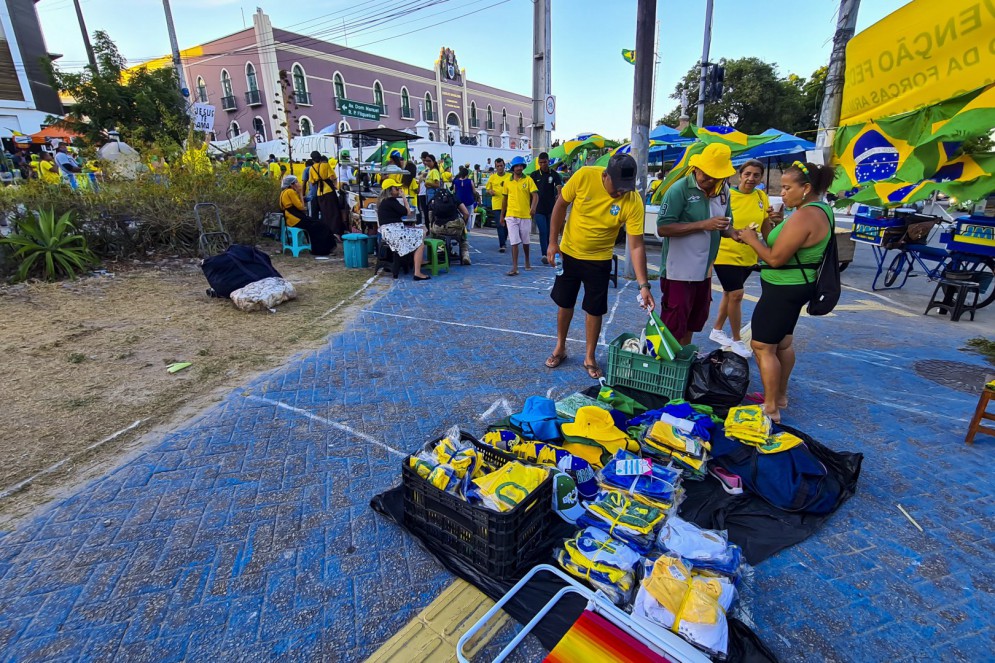 A adoradora, a resistente, o cientista político e o senador | Regina ...