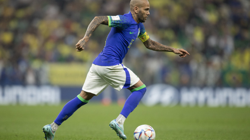 Daniel Alves homenageia Cafu e diz: "Espero seguir defendendo o seu legado"