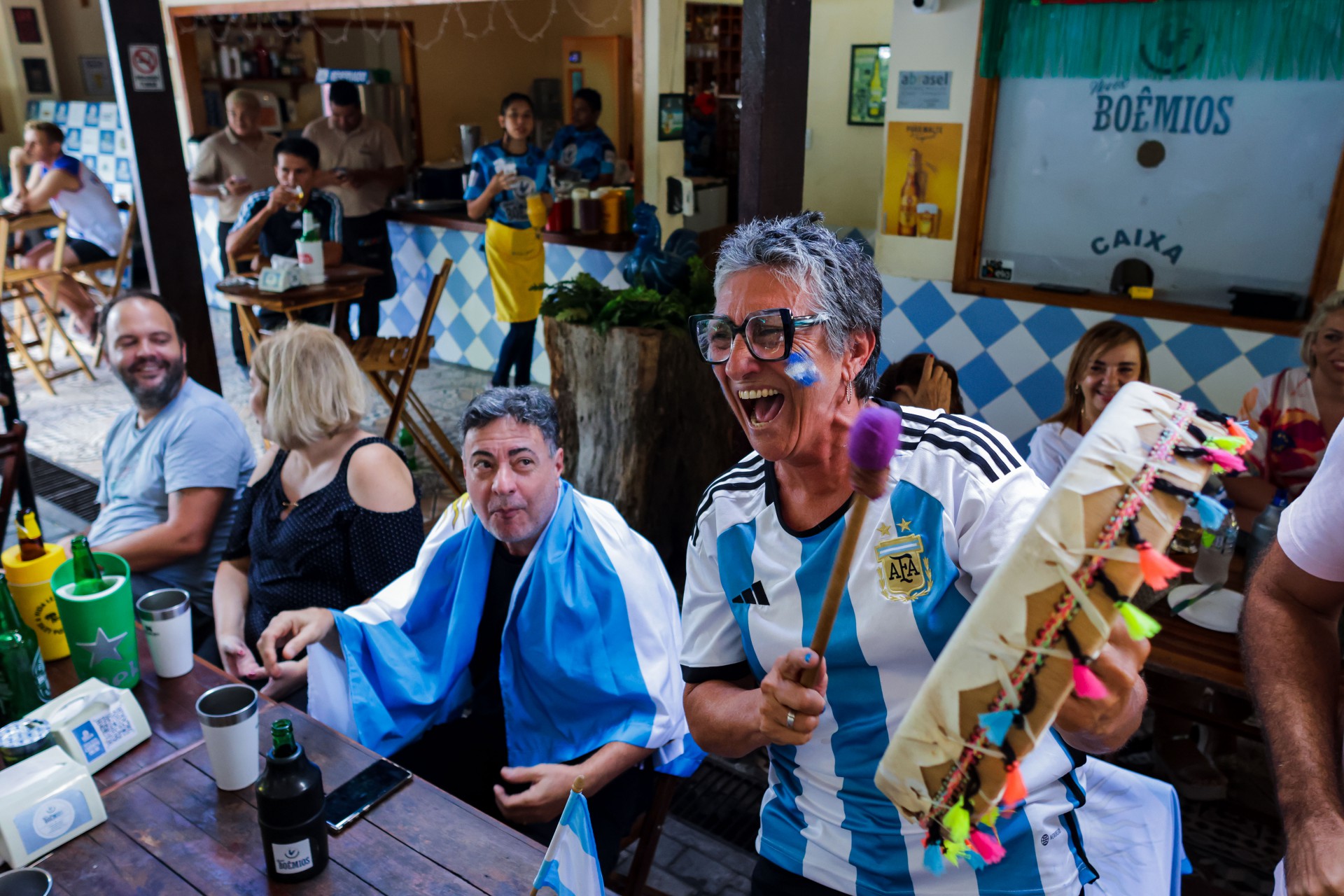 O choro do alívio: argentinos se reúnem em bar de Fortaleza para ...