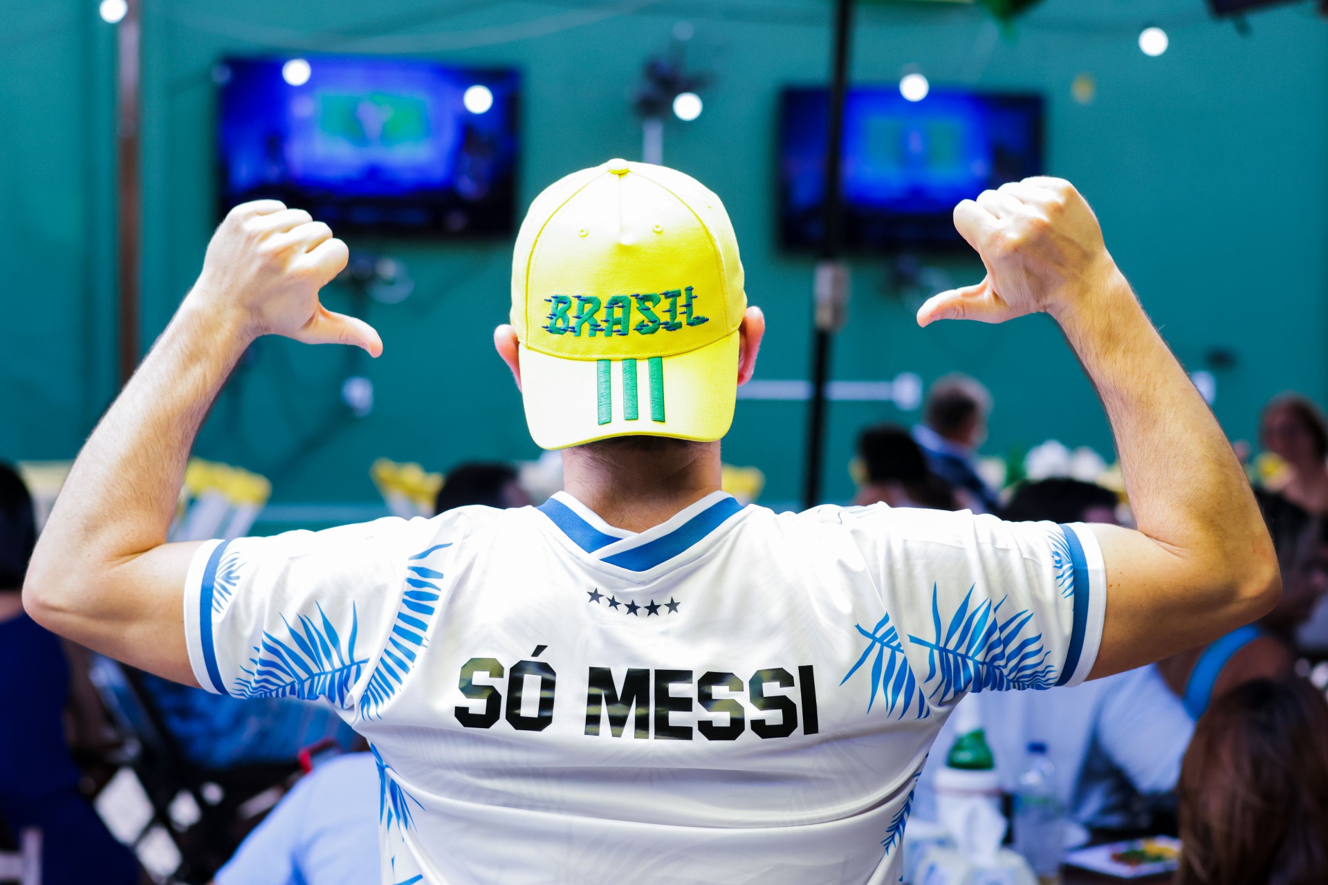 O choro do alívio: argentinos se reúnem em bar de Fortaleza para ...