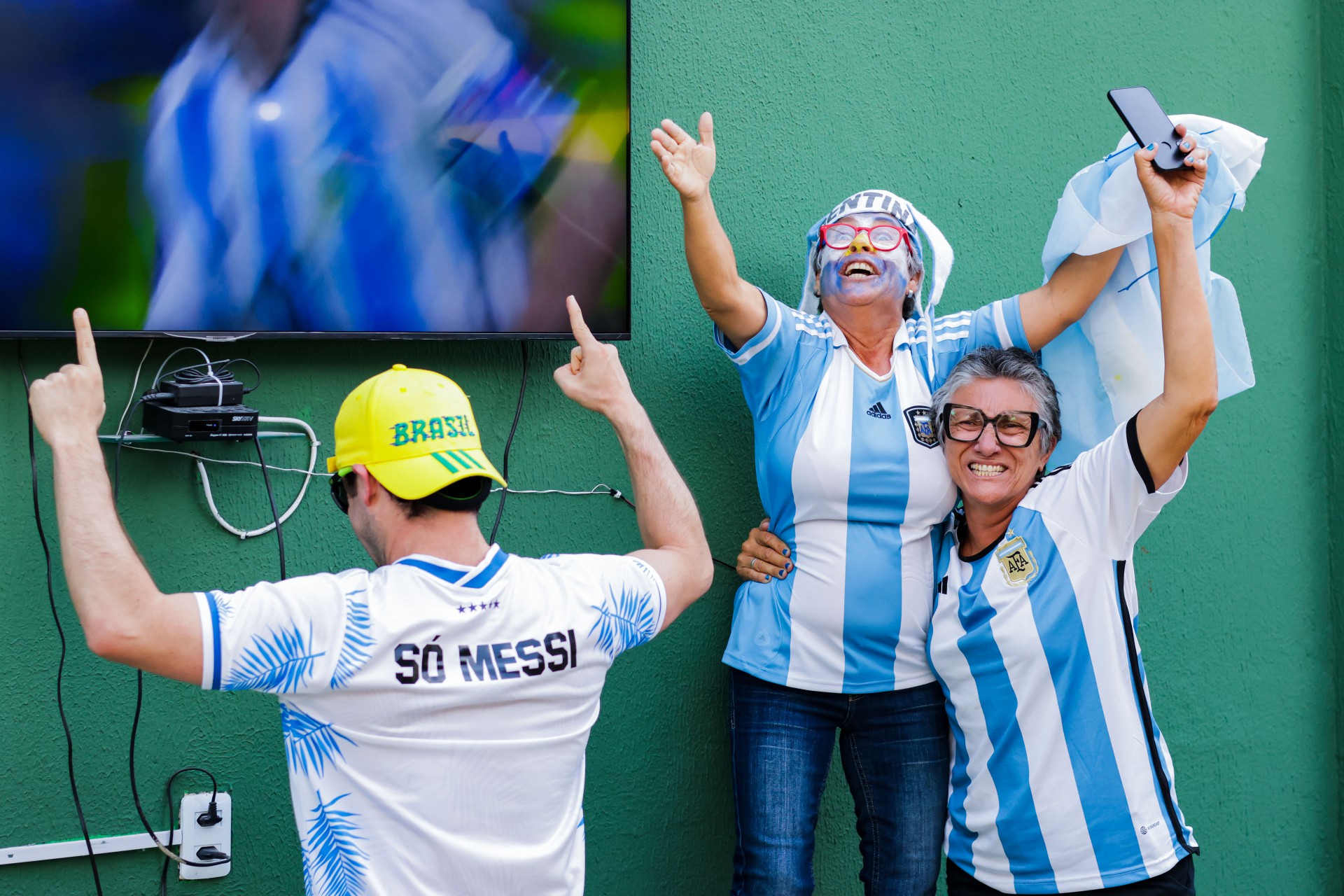 O choro do alívio: argentinos se reúnem em bar de Fortaleza para ...