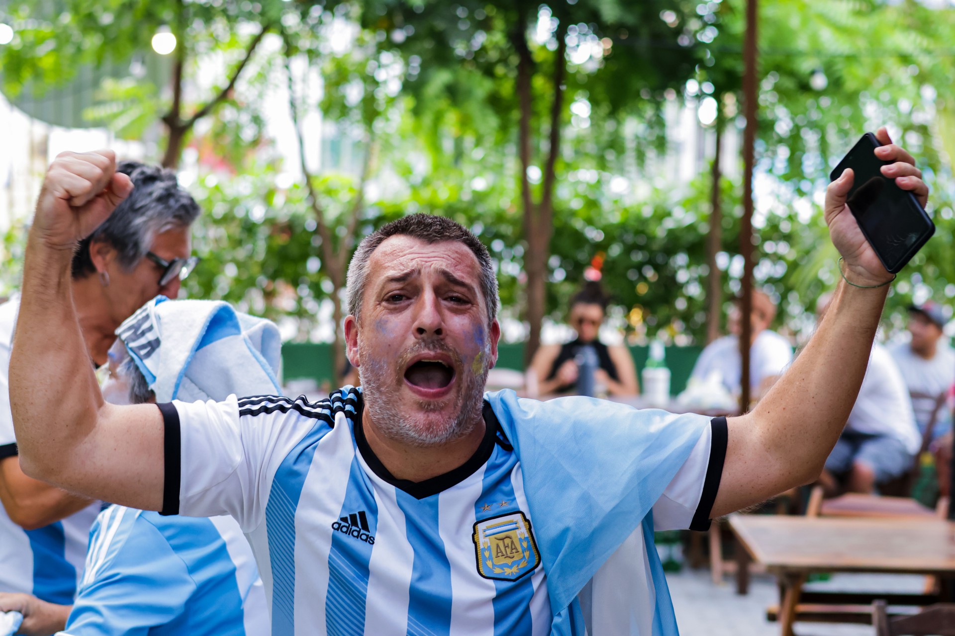 O choro do alívio: argentinos se reúnem em bar de Fortaleza para ...