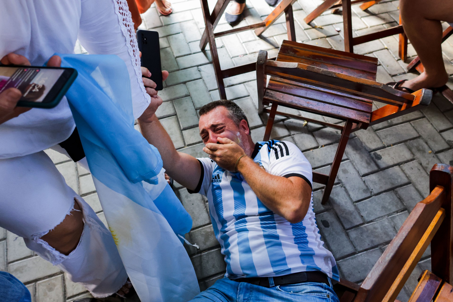 O choro do alívio: argentinos se reúnem em bar de Fortaleza para ...