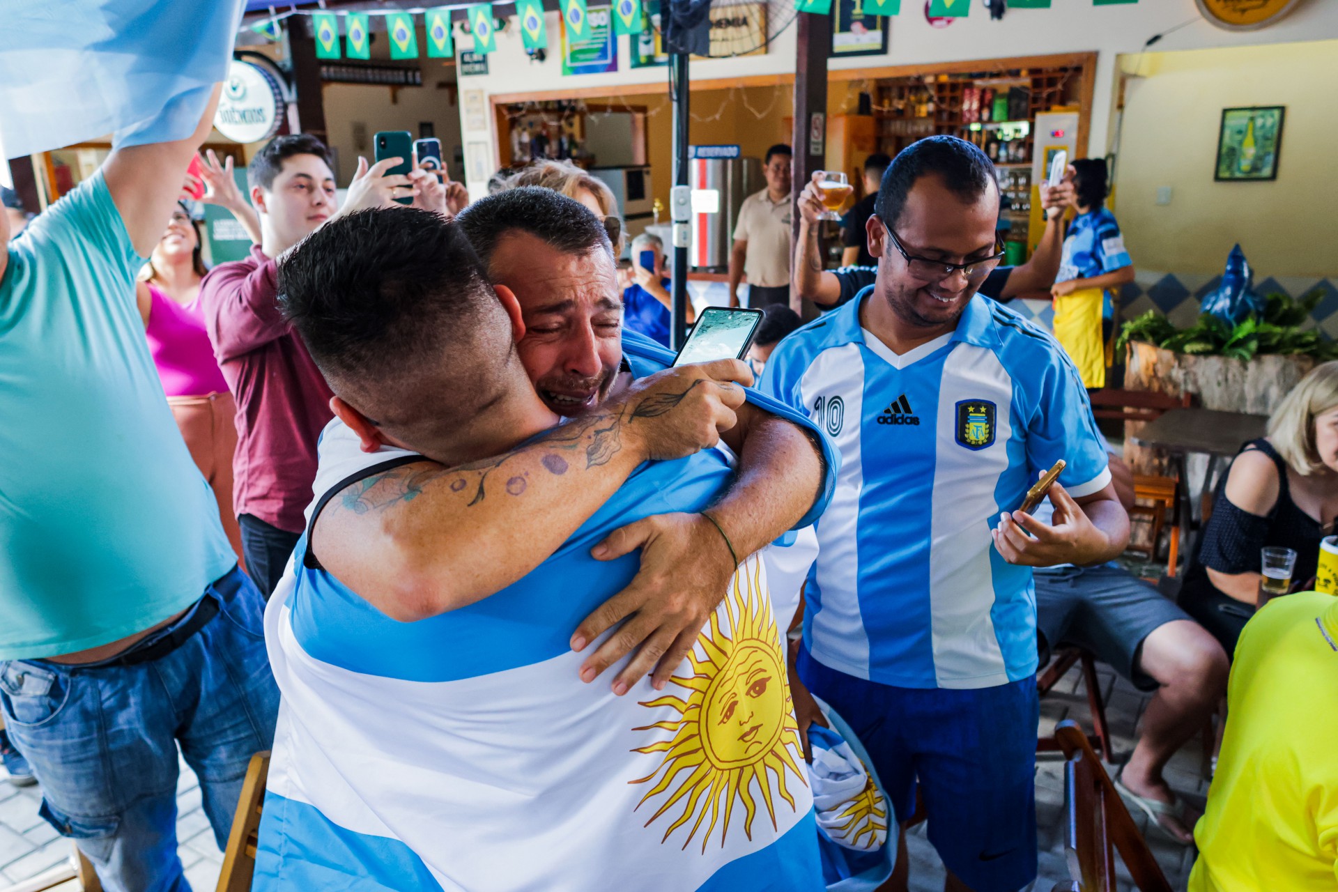 O choro do alívio: argentinos se reúnem em bar de Fortaleza para ...