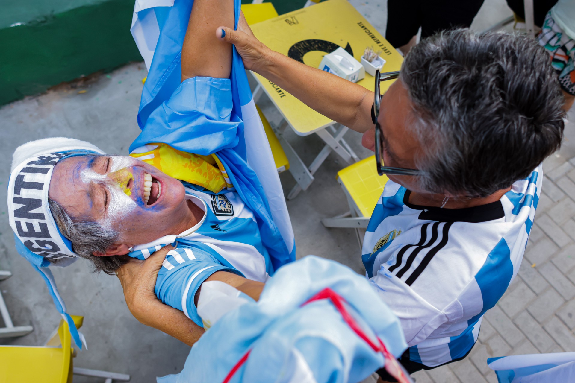 O choro do alívio: argentinos se reúnem em bar de Fortaleza para ...