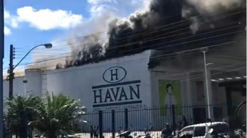 Loja da Havan em Vitória da Conquista pega fogo; assista