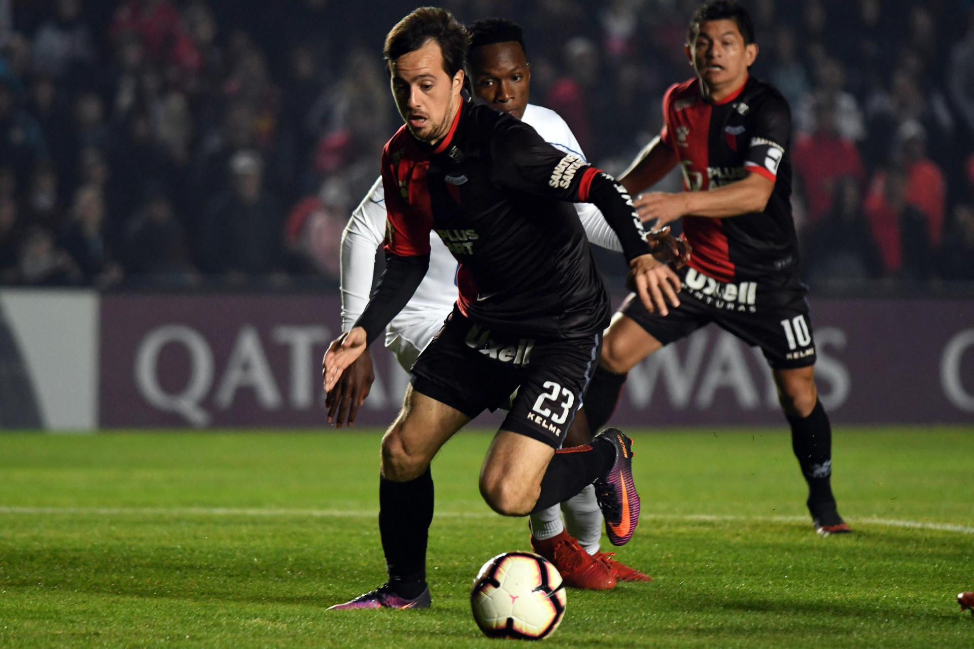 Meia argentino Cristian Bernardi é o novo reforço do Fortaleza para ...
