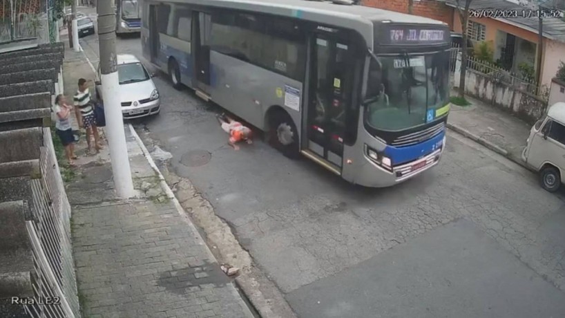 Idoso é atropelado por ônibus após discussão com motorista