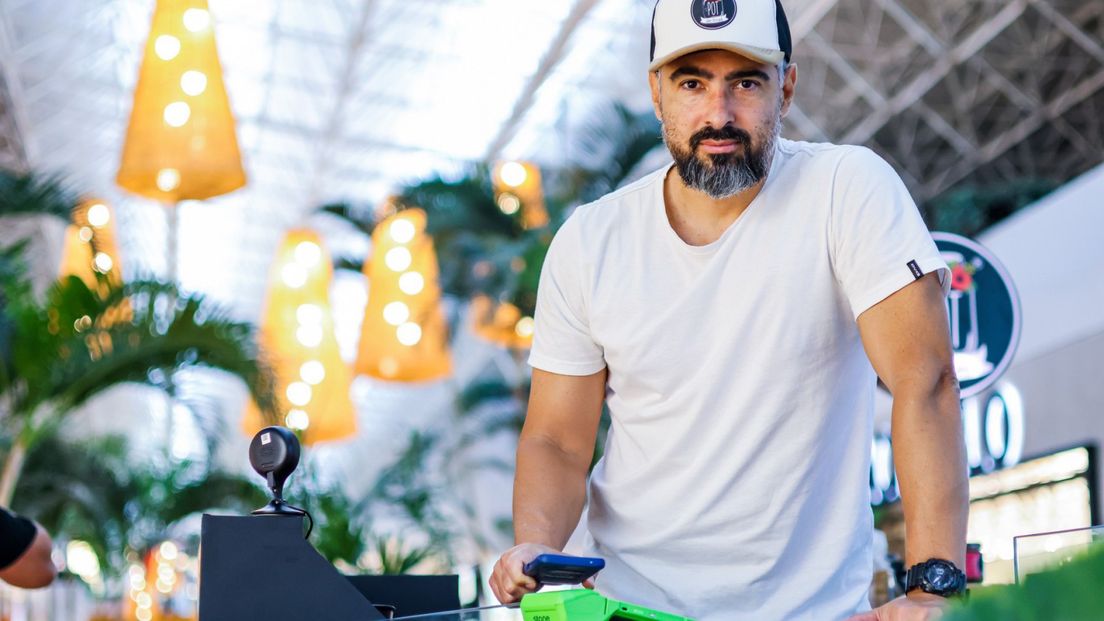 À espera dos chips na pele: Diversidade dos meios de pagamentos atrai trilhões em negócios ...