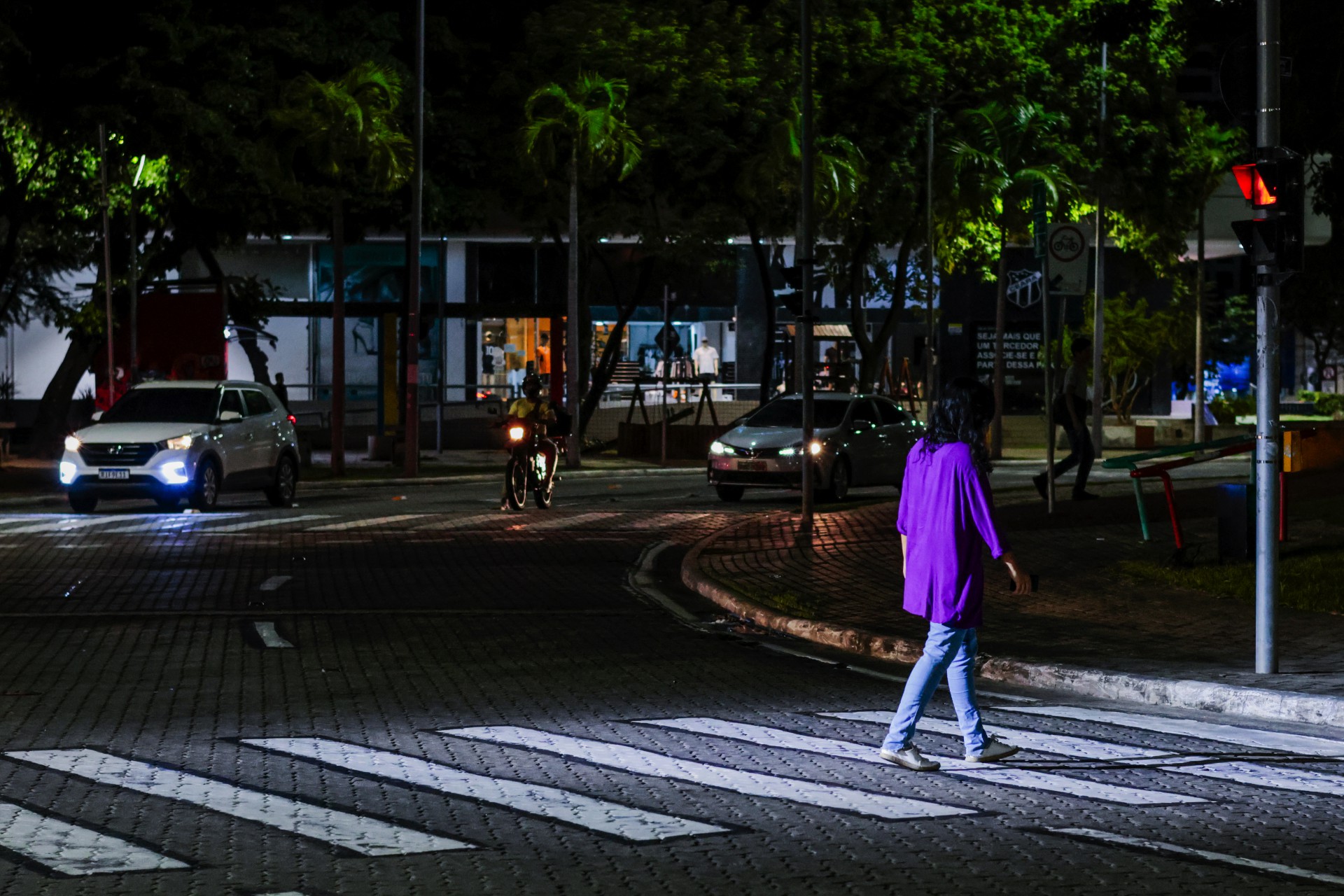 Fortaleza ganha faixa de pedestres que fica iluminada durante a ...