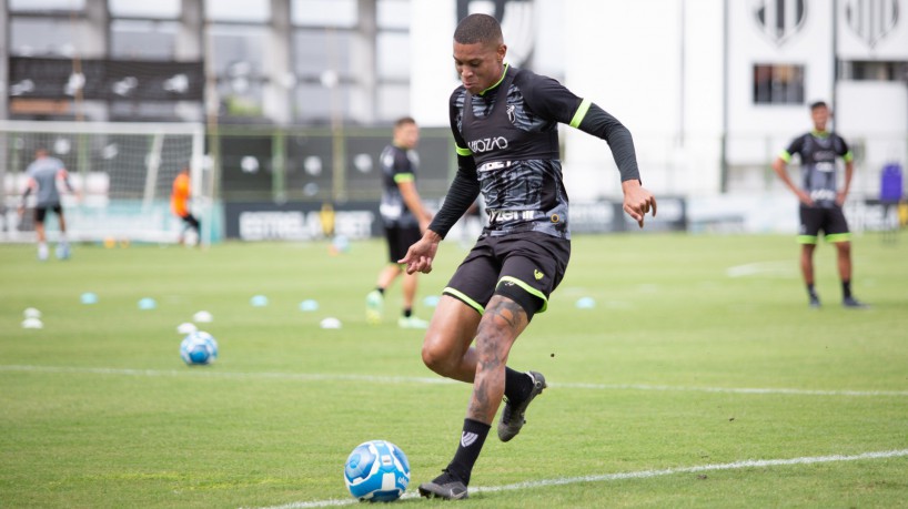 Hygor Cléber rescinde com Ceará e acerta com Avaí por duas temporadas