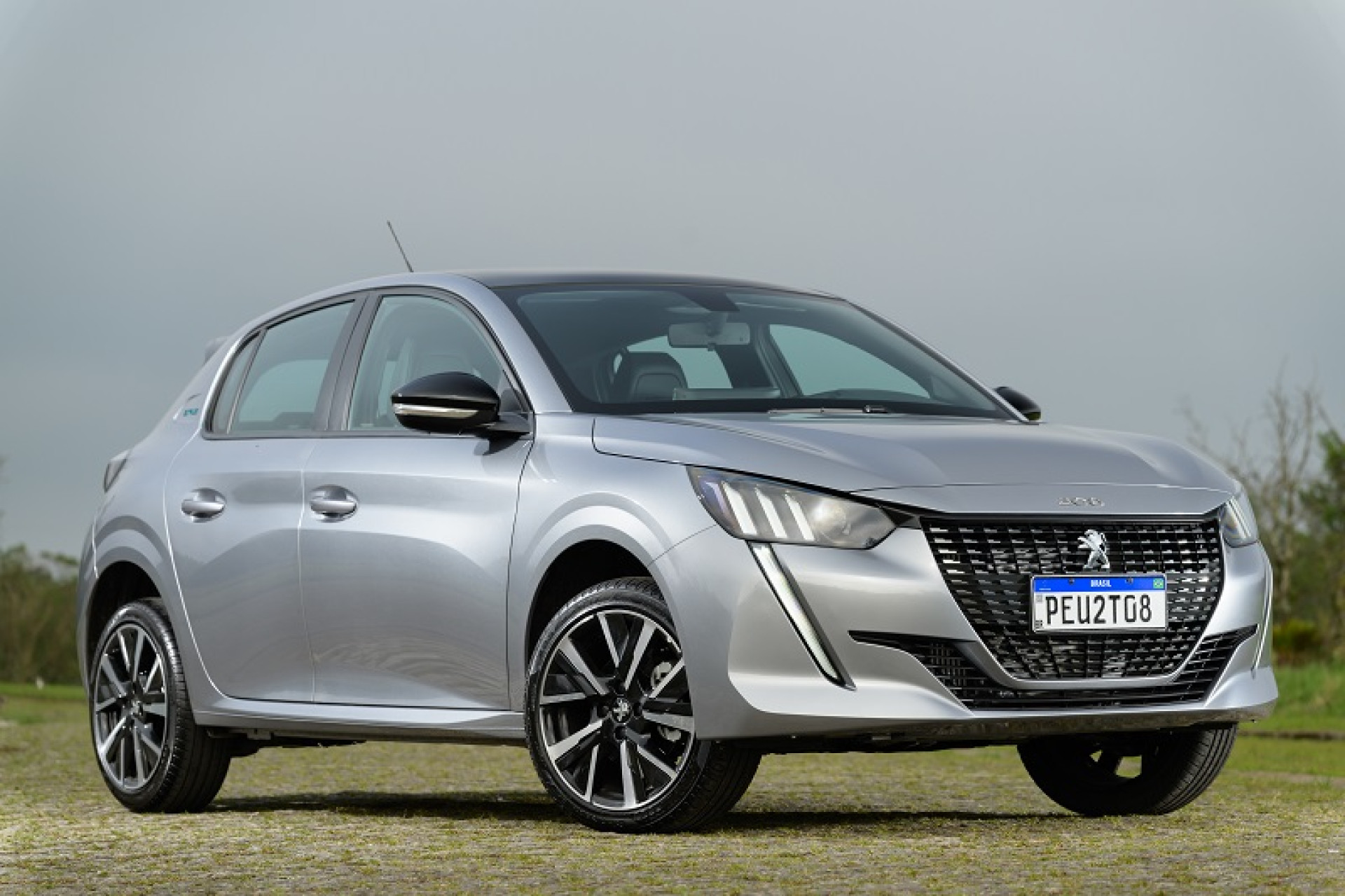 Peugeot lança versão turbo CVT do 208; veja valores e detalhes