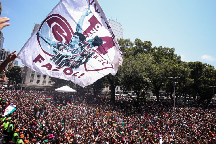Comemoração do Flu pela Libertadores leva milhares às ruas do Rio