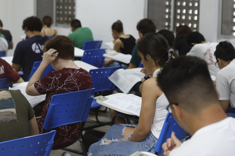Bolsa para estudantes do ensino médio pode ter votada nesta terça, 12