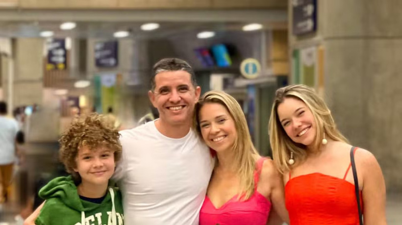 Entregador brasileiro que ajudou vítimas de ataque volta ao Brasil