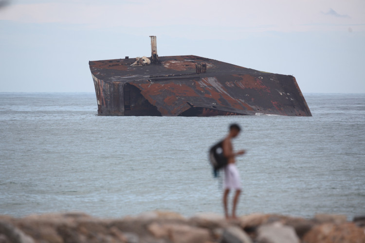 Há 40 anos, o navio Mara Hope encalhava e fazia morada na costa de ...