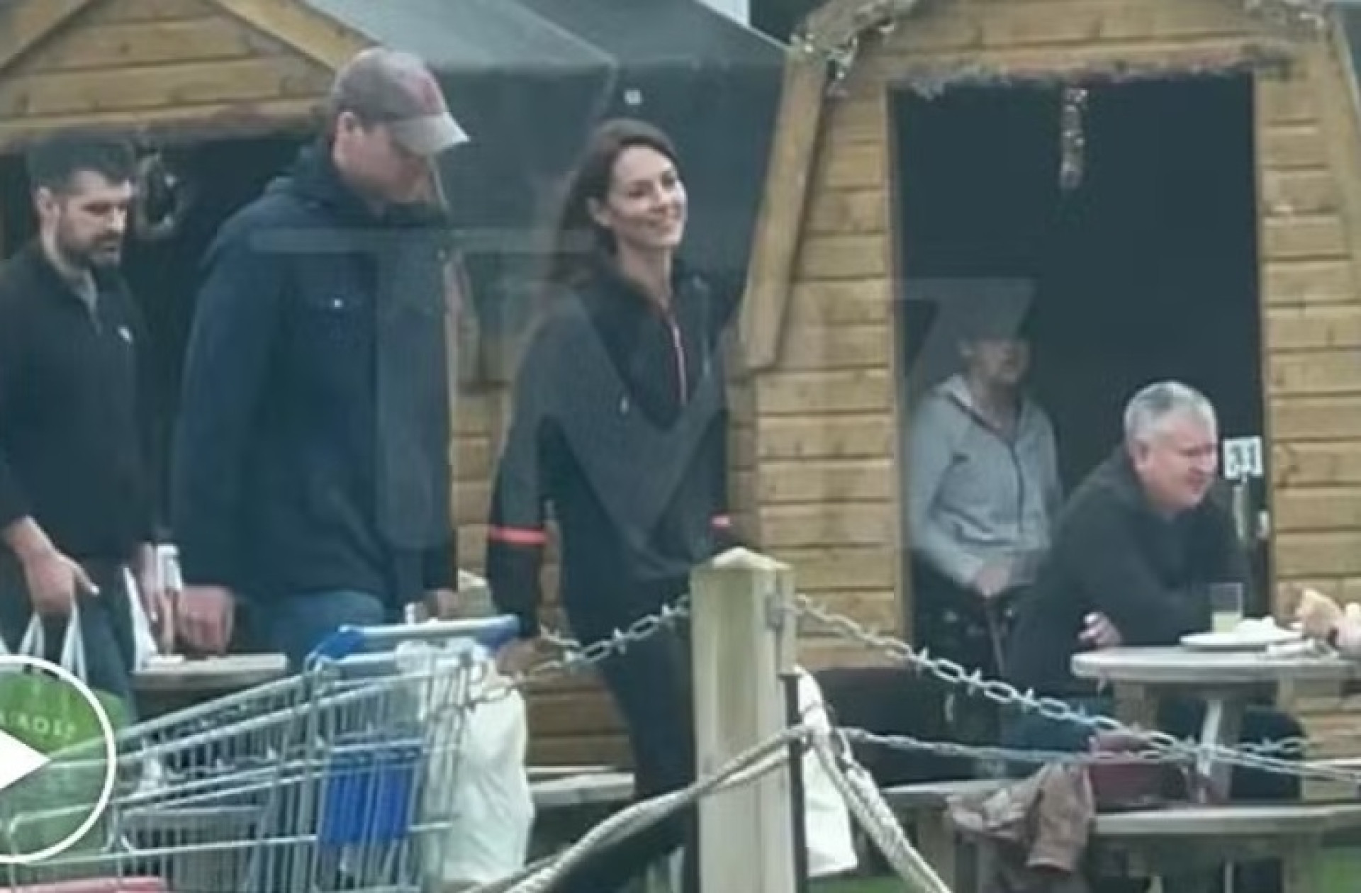 Kate Middleton aparece em novas imagens, sorrindo ao lado do príncipe ...