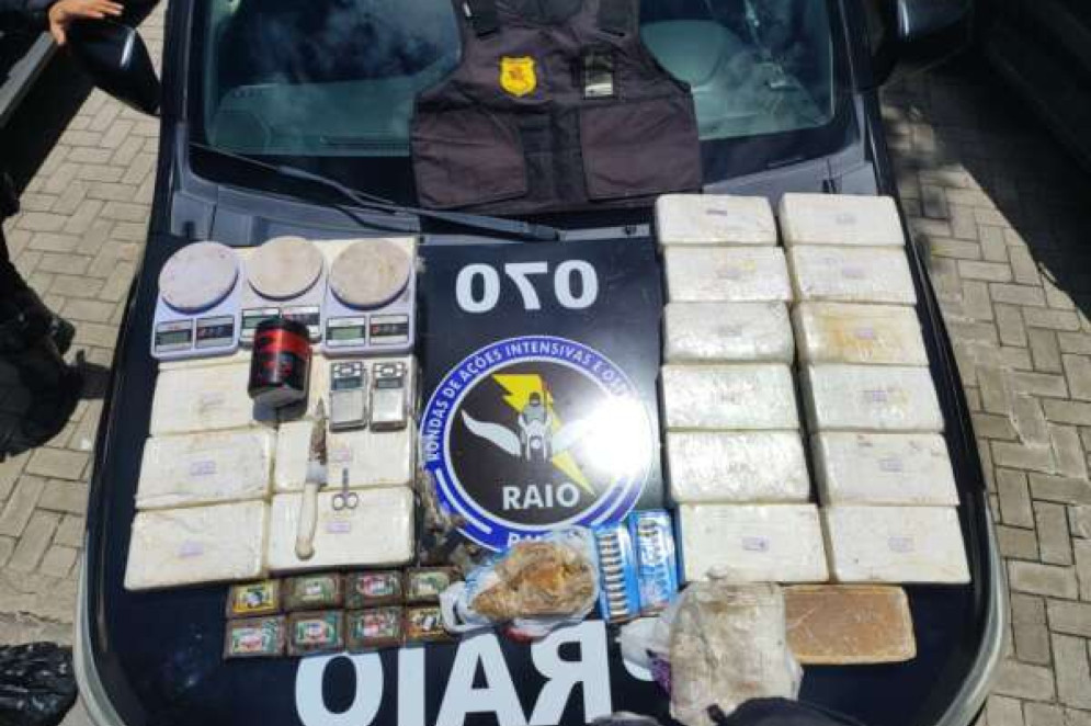 Raio encontra 25 kg de drogas em teto de apartamento