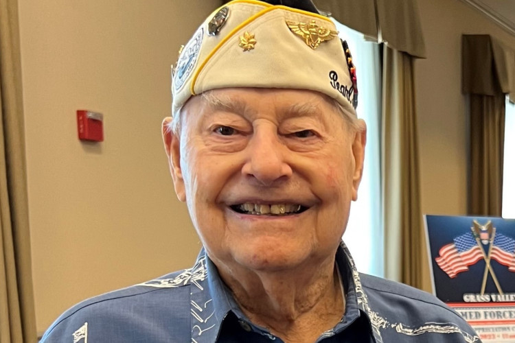 Último sobrevivente do ataque a Pearl Harbor morre aos 102 anos nos EUA