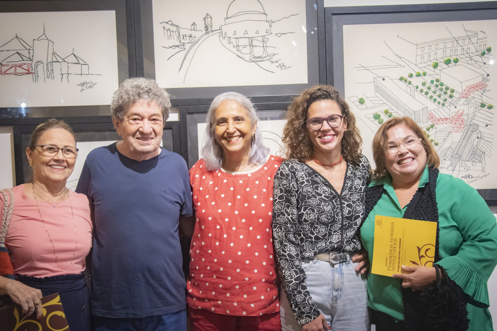 Cair nu na piscina, como os BBBs | Clóvis Holanda | OPOVO+