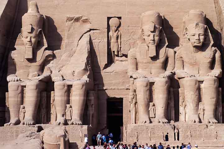 Parte superior de estátua gigante de Ramsés II é descoberta no Egito